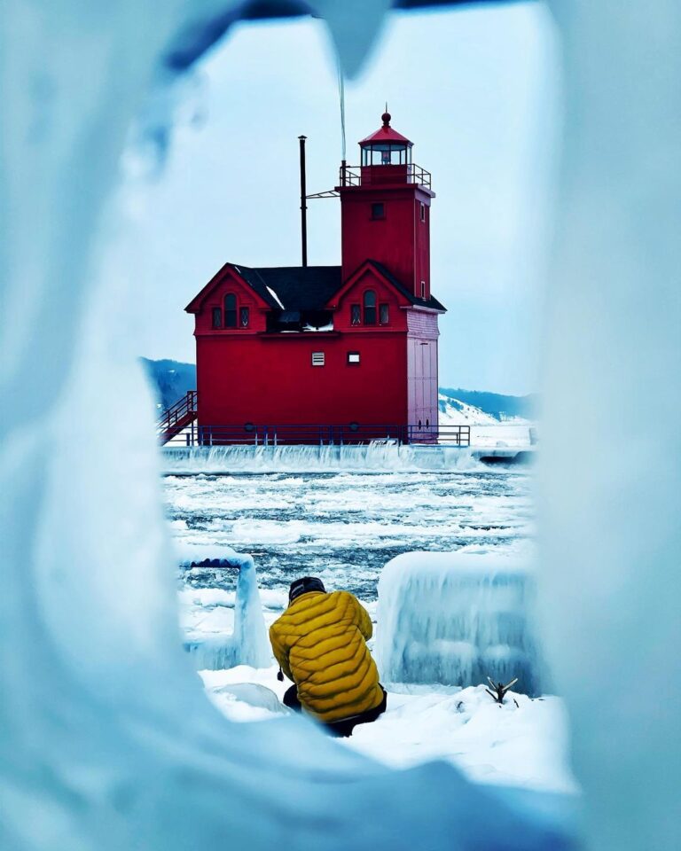 12 Michigan Lighthouses with Easy Access in Winter (+1 You Can Even Tour!)