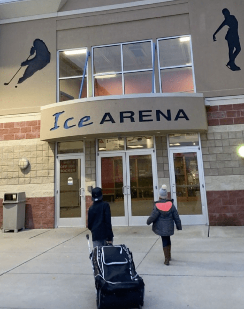21 Best Michigan Ice Skating Rinks in 2026 [Indoor & Outdoor] w/ Map