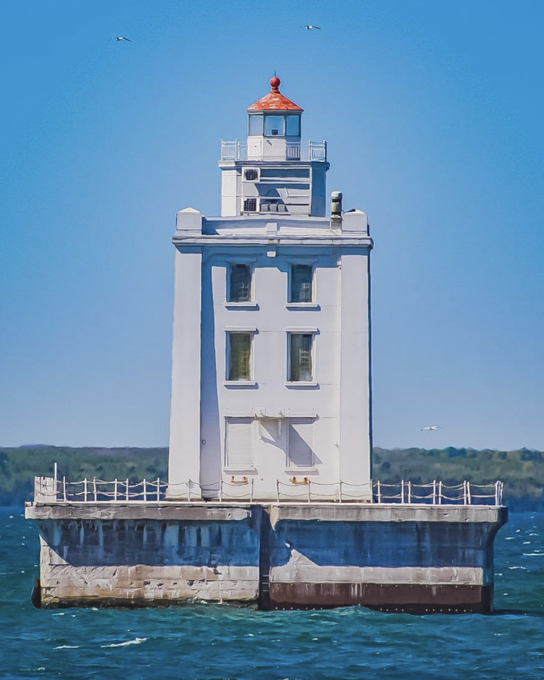 44 Beautiful Lighthouses in Upper Peninsula Michigan
