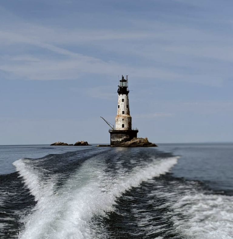44 Beautiful Lighthouses in Upper Peninsula Michigan