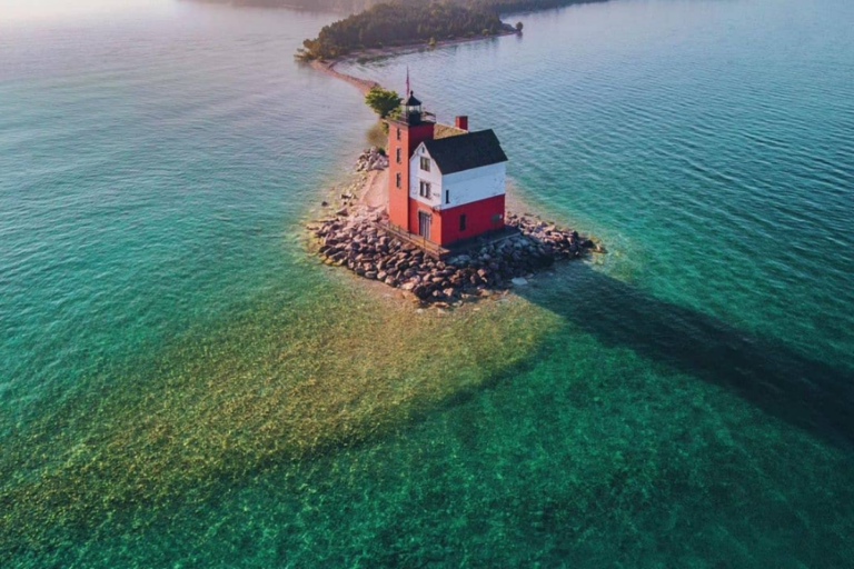 44 Beautiful Lighthouses in Upper Peninsula Michigan