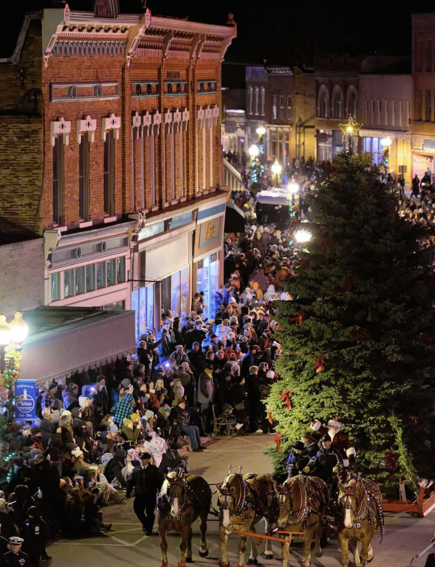 12 BEST Hallmark Movie-esque Christmas Towns in Michigan