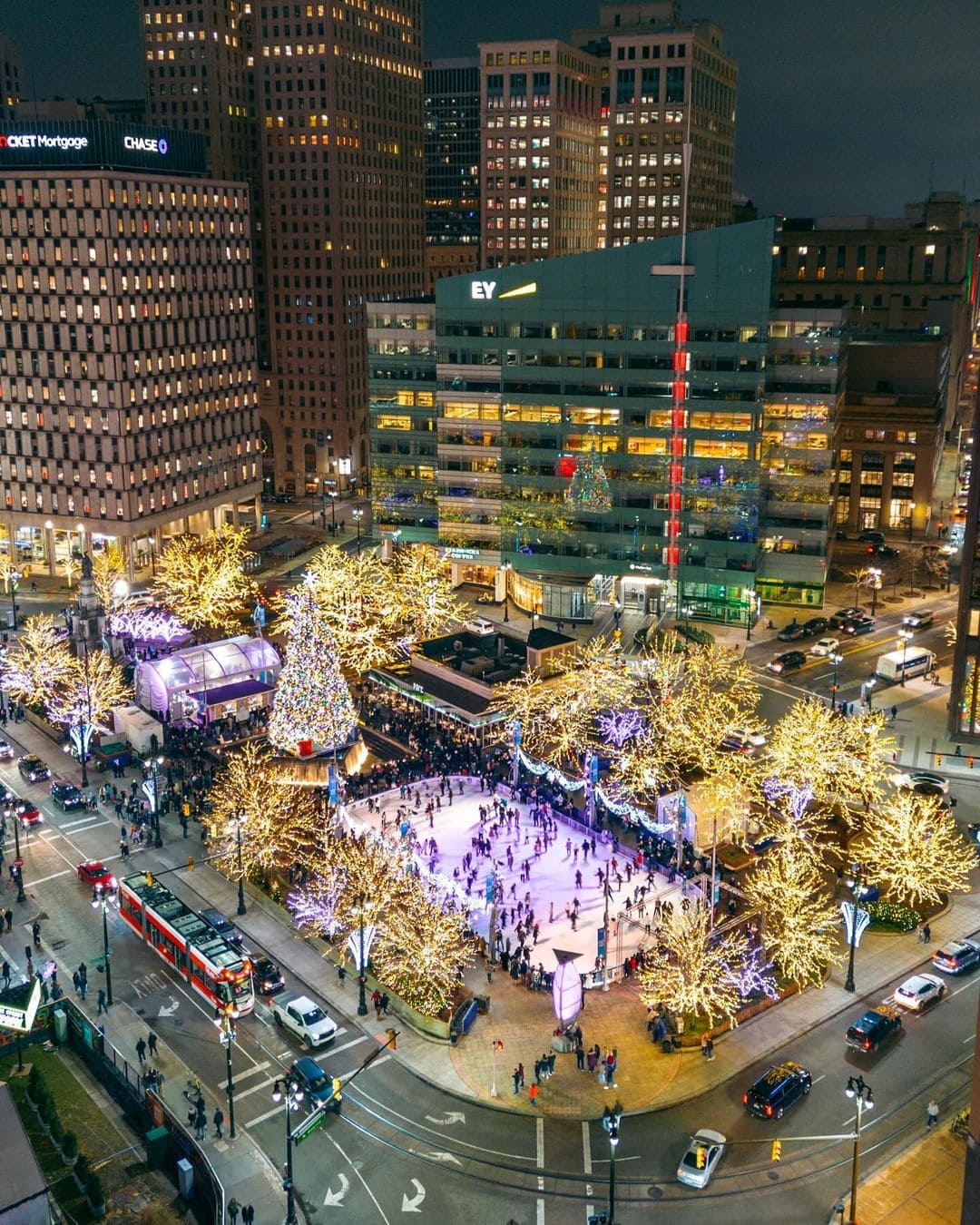12 BEST Hallmark Movie-esque Christmas Towns in Michigan